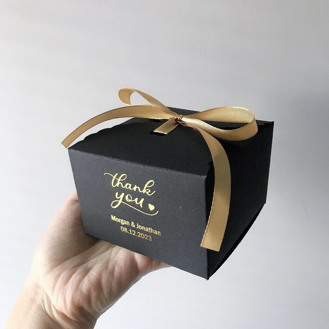 Black wedding favor boxes | Beachweddingtips.com